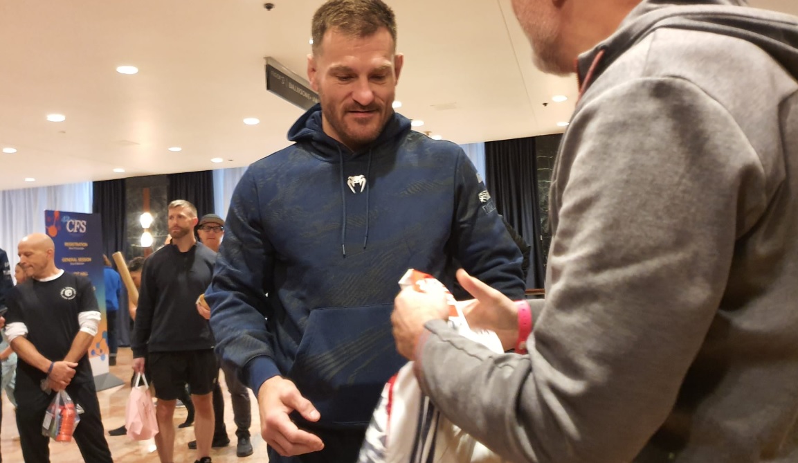 FOTO Stipe Miočić dobio na dar dres Ivana Rakitića – CroRing
